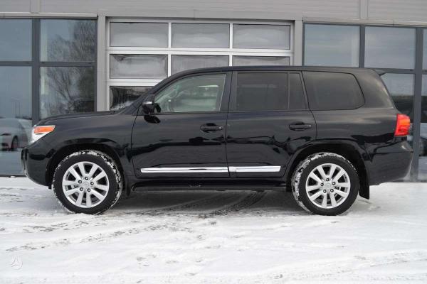 Black Toyota Land Cruiser 2012 in Vilnius, with an engine capacity of 4.46 L and mileage of 211 thousand km for 40000 €, photo 6 on AUTOMOTO.COM.LV