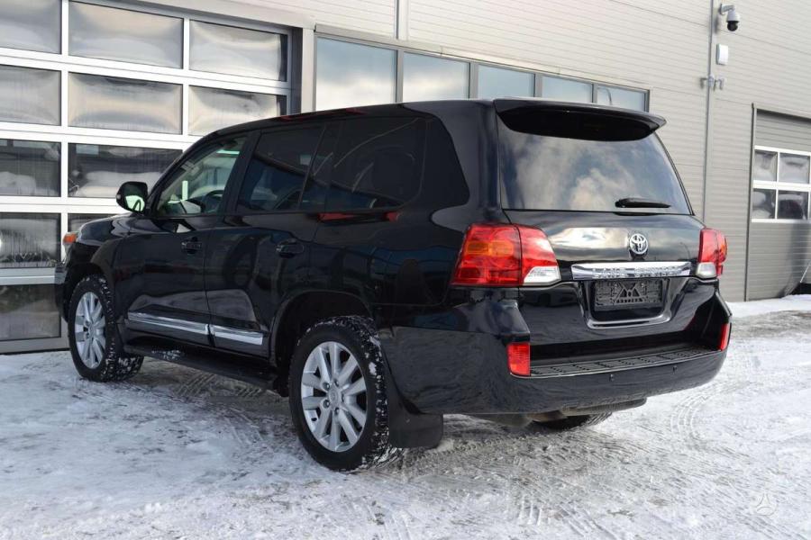Black Toyota Land Cruiser 2012 in Vilnius, with an engine capacity of 4.46 L and mileage of 211 thousand km for 40000 €, photo 7 on AUTOMOTO.COM.LV