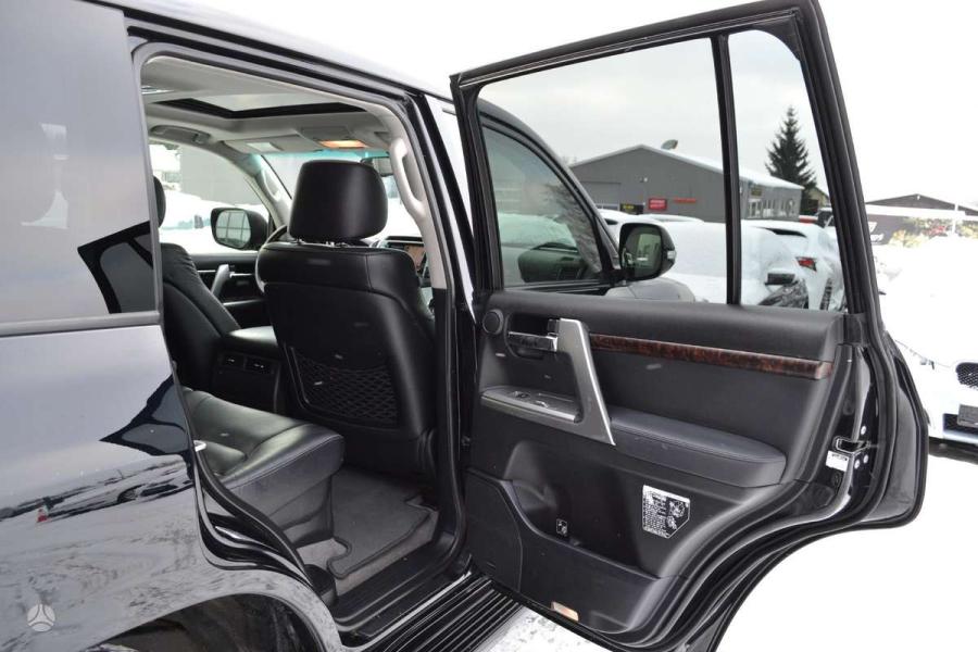 Black Toyota Land Cruiser 2012 in Vilnius, with an engine capacity of 4.46 L and mileage of 211 thousand km for 40000 €, photo 25 on AUTOMOTO.COM.LV