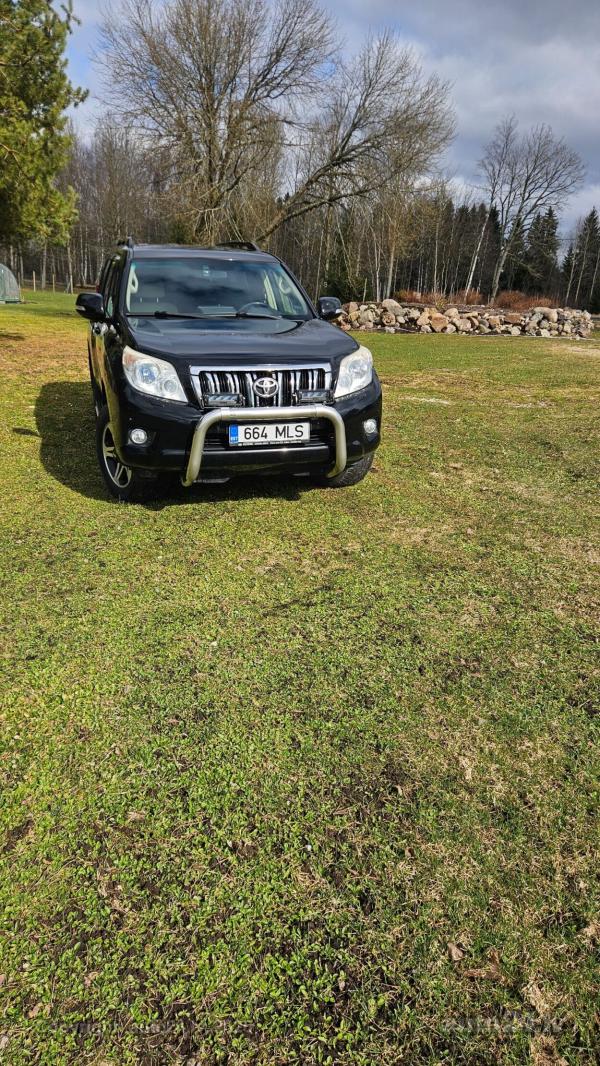 Black Toyota Land Cruiser 2012 in Rakvere, with an engine capacity of 3.00 L and mileage of 376 thousand km for 24000 €, photo 3 on AUTOMOTO.COM.LV