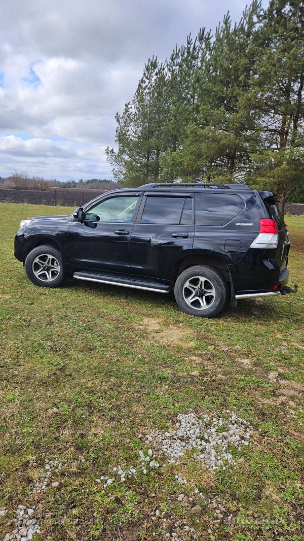 Black Toyota Land Cruiser 2012 in Rakvere, with an engine capacity of 3.00 L and mileage of 376 thousand km for 24000 €, photo 5 on AUTOMOTO.COM.LV