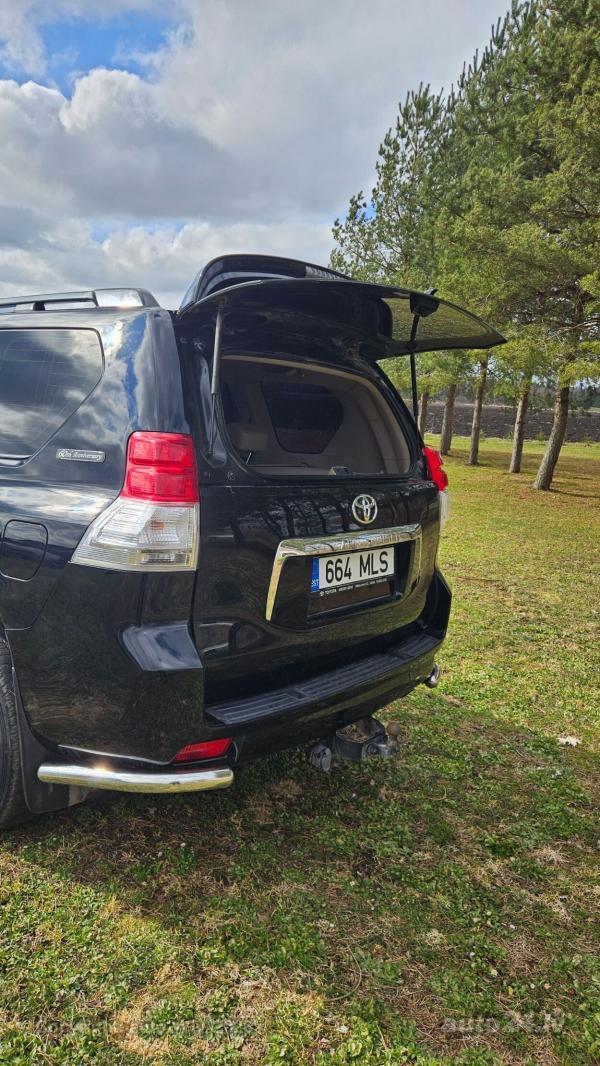 Black Toyota Land Cruiser 2012 in Rakvere, with an engine capacity of 3.00 L and mileage of 376 thousand km for 24000 €, photo 6 on AUTOMOTO.COM.LV