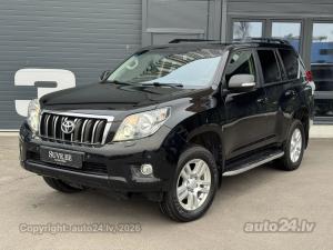 Melns Toyota Land Cruiser 2012 Tallina, ar dzinēja tilpumu 3.00 L un nobraukumu 367 tūkst. km par 19995 €, foto 3 vietnē AUTOMOTO.COM.LV