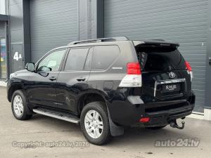 Melns Toyota Land Cruiser 2012 Tallina, ar dzinēja tilpumu 3.00 L un nobraukumu 367 tūkst. km par 19995 €, foto 5 vietnē AUTOMOTO.COM.LV