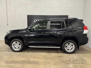 Melns Toyota Land Cruiser 2012 Tallina, ar dzinēja tilpumu 3.00 L un nobraukumu 367 tūkst. km par 19995 €, foto 7 vietnē AUTOMOTO.COM.LV