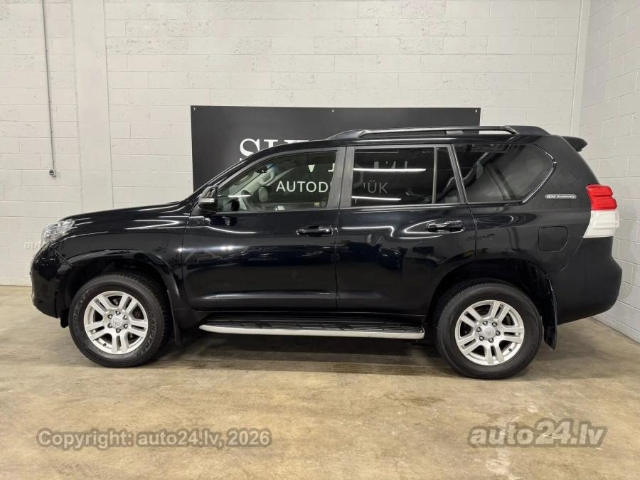 Melns Toyota Land Cruiser 2012 Tallina, ar dzinēja tilpumu 3.00 L un nobraukumu 367 tūkst. km par 19995 €, foto 7 vietnē AUTOMOTO.COM.LV