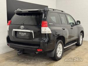 Melns Toyota Land Cruiser 2012 Tallina, ar dzinēja tilpumu 3.00 L un nobraukumu 367 tūkst. km par 19995 €, foto 8 vietnē AUTOMOTO.COM.LV