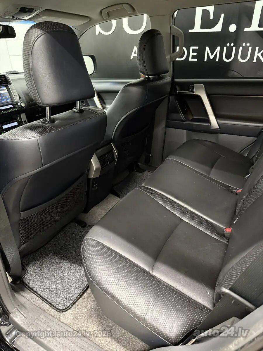 Melns Toyota Land Cruiser 2012 Tallina, ar dzinēja tilpumu 3.00 L un nobraukumu 367 tūkst. km par 19995 €, foto 12 vietnē AUTOMOTO.COM.LV
