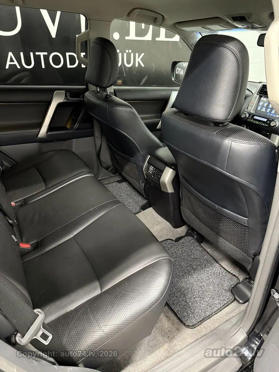Melns Toyota Land Cruiser 2012 Tallina, ar dzinēja tilpumu 3.00 L un nobraukumu 367 tūkst. km par 19995 €, foto 13 vietnē AUTOMOTO.COM.LV