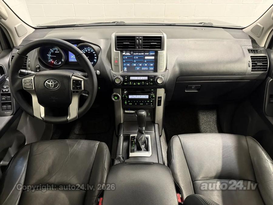 Melns Toyota Land Cruiser 2012 Tallina, ar dzinēja tilpumu 3.00 L un nobraukumu 367 tūkst. km par 19995 €, foto 16 vietnē AUTOMOTO.COM.LV