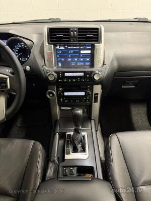 Melns Toyota Land Cruiser 2012 Tallina, ar dzinēja tilpumu 3.00 L un nobraukumu 367 tūkst. km par 19995 €, foto 17 vietnē AUTOMOTO.COM.LV