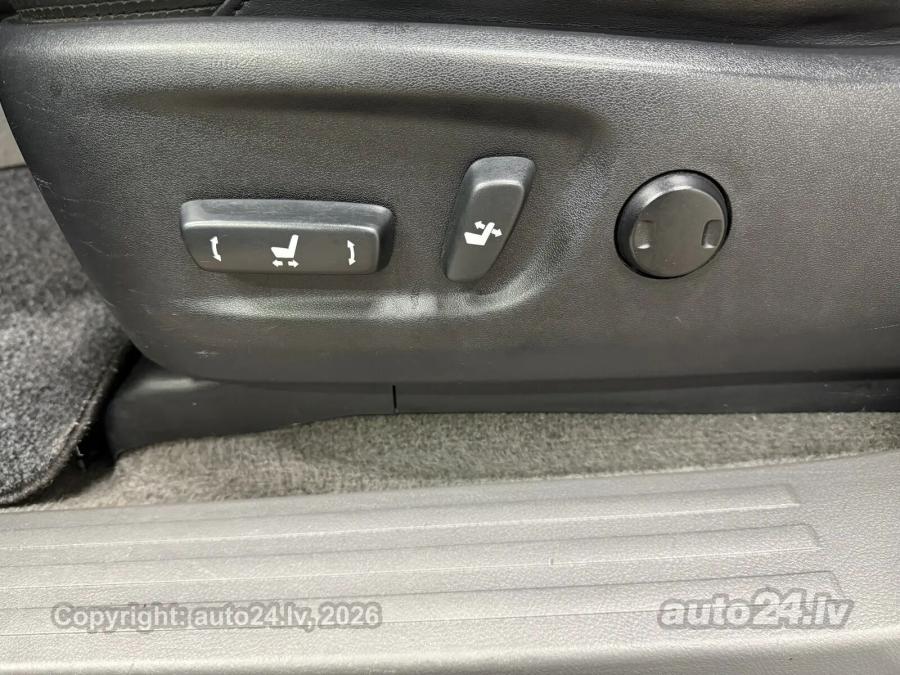 Melns Toyota Land Cruiser 2012 Tallina, ar dzinēja tilpumu 3.00 L un nobraukumu 367 tūkst. km par 19995 €, foto 23 vietnē AUTOMOTO.COM.LV