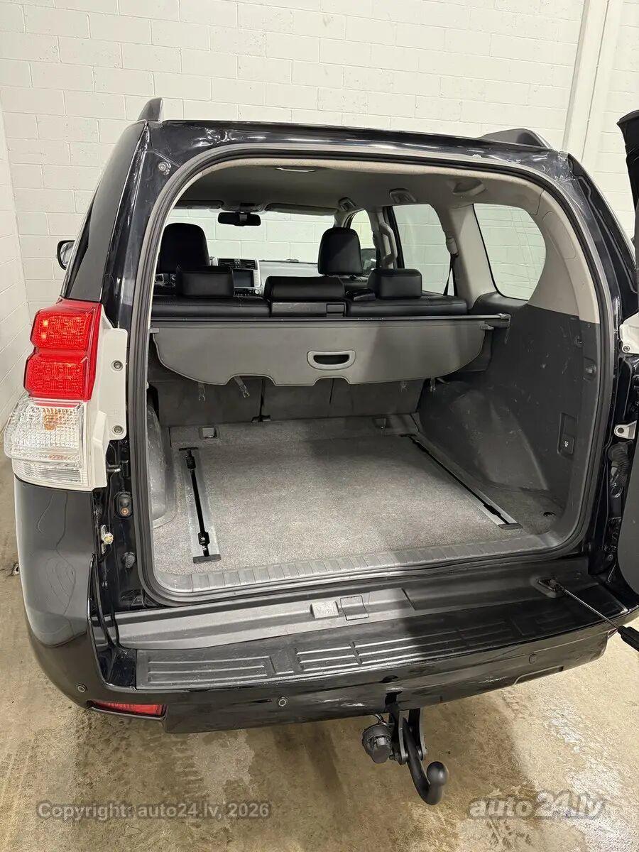 Melns Toyota Land Cruiser 2012 Tallina, ar dzinēja tilpumu 3.00 L un nobraukumu 367 tūkst. km par 19995 €, foto 26 vietnē AUTOMOTO.COM.LV