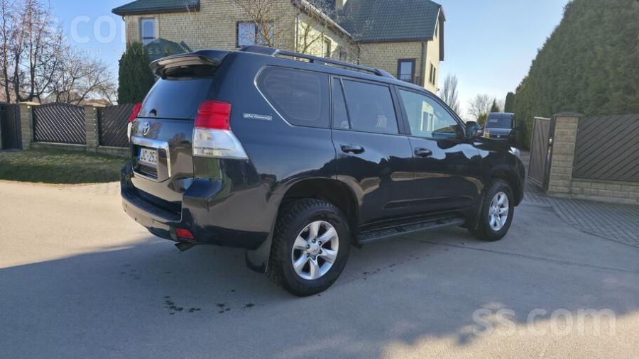 Melns Toyota Land Cruiser 2012 Rīga, ar dzinēja tilpumu 3.00 L un nobraukumu 235 tūkst. km par 19999 €, foto 4 vietnē AUTOMOTO.COM.LV