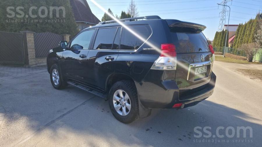 Melns Toyota Land Cruiser 2012 Rīga, ar dzinēja tilpumu 3.00 L un nobraukumu 235 tūkst. km par 19999 €, foto 5 vietnē AUTOMOTO.COM.LV