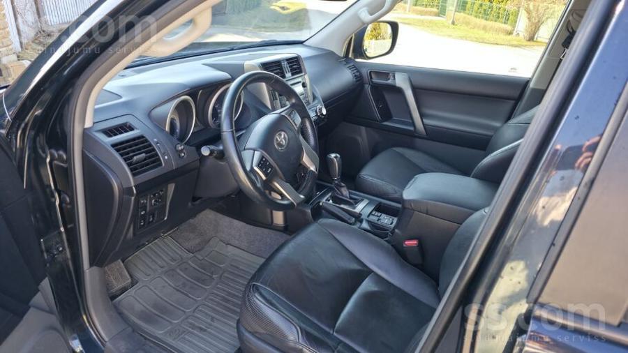 Melns Toyota Land Cruiser 2012 Rīga, ar dzinēja tilpumu 3.00 L un nobraukumu 235 tūkst. km par 19999 €, foto 7 vietnē AUTOMOTO.COM.LV
