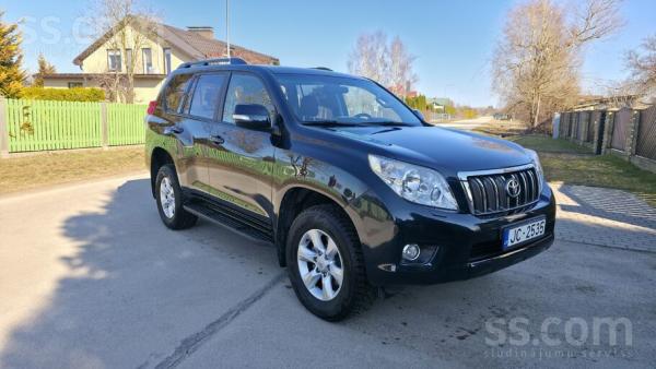 Black Toyota Land Cruiser 2012 in Riga, with an engine capacity of 3.00 L and mileage of 235 thousand km for 19999 €, photo 1 on AUTOMOTO.COM.LV