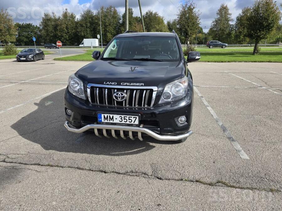 Melns Toyota Land Cruiser 2012 Ogre, ar dzinēja tilpumu 3.00 L un nobraukumu 220 tūkst. km par 24000 €, foto 1 vietnē AUTOMOTO.COM.LV