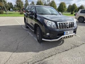 Melns Toyota Land Cruiser 2012 Ogre, ar dzinēja tilpumu 3.00 L un nobraukumu 220 tūkst. km par 24000 €, foto 3 vietnē AUTOMOTO.COM.LV