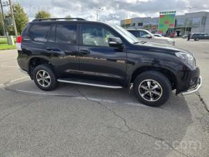 Melns Toyota Land Cruiser 2012 Ogre, ar dzinēja tilpumu 3.00 L un nobraukumu 220 tūkst. km par 24000 €, foto 4 vietnē AUTOMOTO.COM.LV