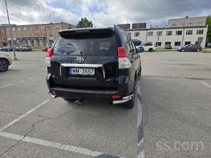 Melns Toyota Land Cruiser 2012 Ogre, ar dzinēja tilpumu 3.00 L un nobraukumu 220 tūkst. km par 24000 €, foto 5 vietnē AUTOMOTO.COM.LV
