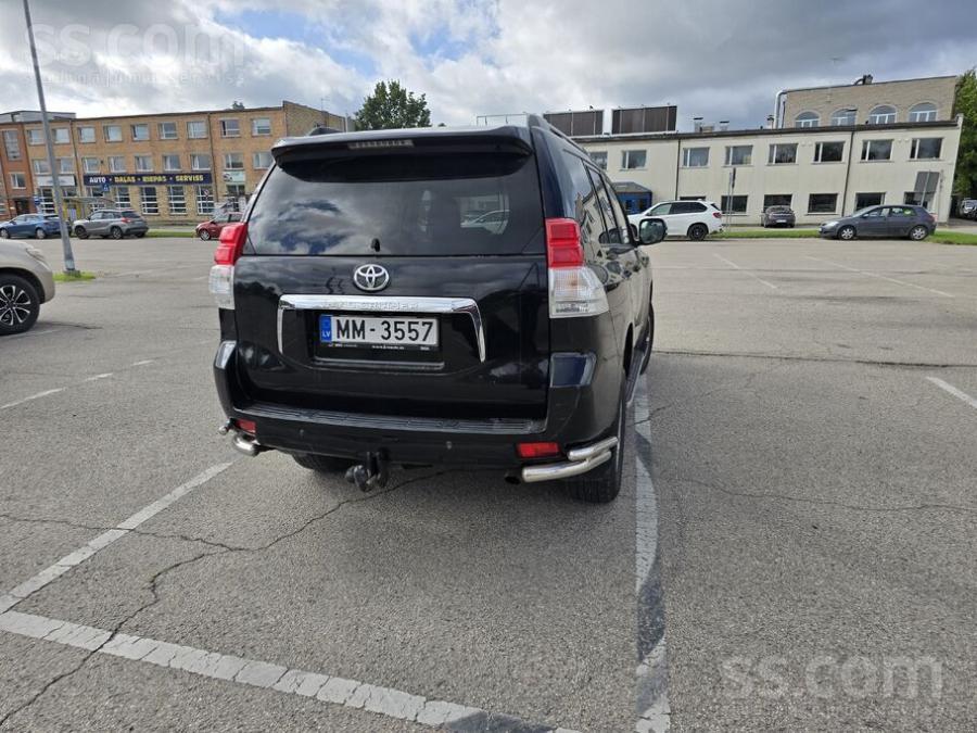 Melns Toyota Land Cruiser 2012 Ogre, ar dzinēja tilpumu 3.00 L un nobraukumu 220 tūkst. km par 24000 €, foto 5 vietnē AUTOMOTO.COM.LV