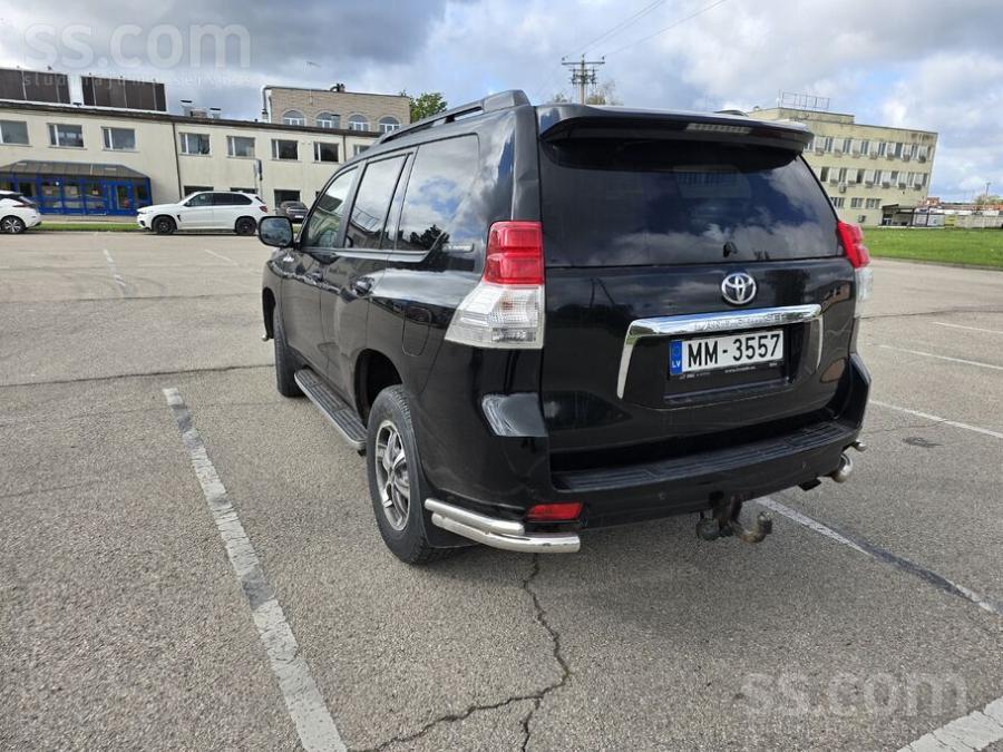 Melns Toyota Land Cruiser 2012 Ogre, ar dzinēja tilpumu 3.00 L un nobraukumu 220 tūkst. km par 24000 €, foto 6 vietnē AUTOMOTO.COM.LV