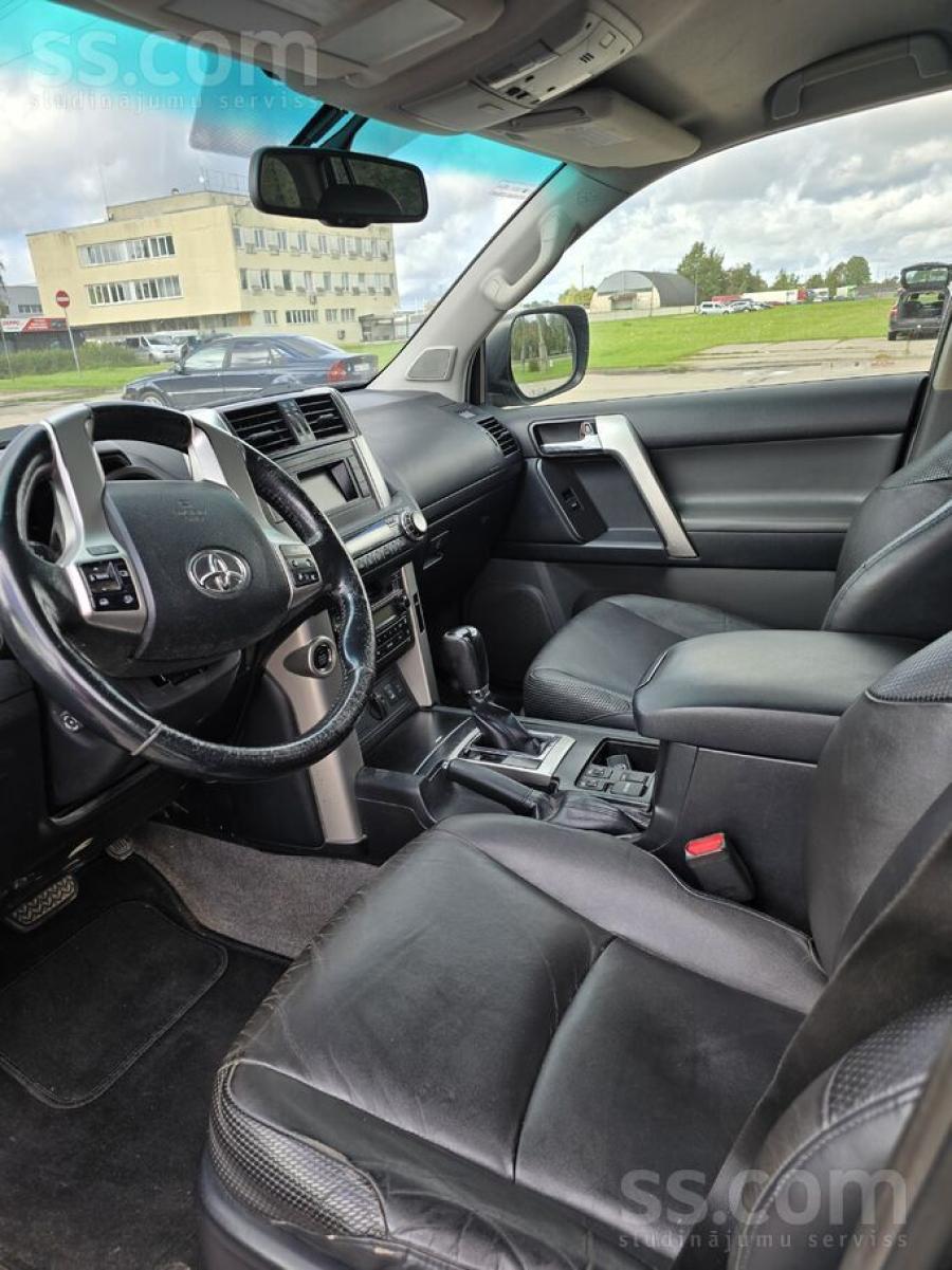 Melns Toyota Land Cruiser 2012 Ogre, ar dzinēja tilpumu 3.00 L un nobraukumu 220 tūkst. km par 24000 €, foto 8 vietnē AUTOMOTO.COM.LV
