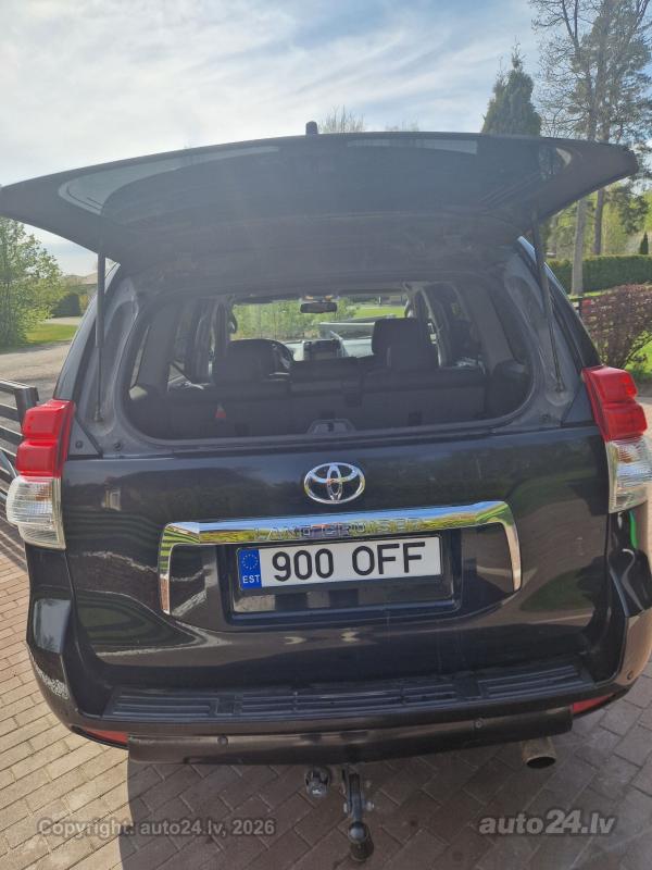 Melns Toyota Land Cruiser 2012 Pērnava, ar dzinēja tilpumu 3.00 L un nobraukumu 379 tūkst. km par 24500 €, foto 4 vietnē AUTOMOTO.COM.LV