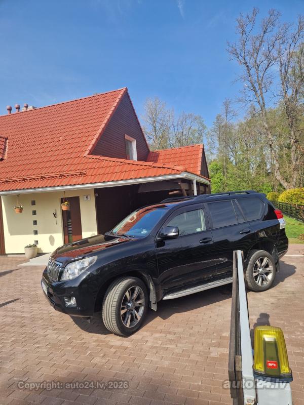 Melns Toyota Land Cruiser 2012 Pērnava, ar dzinēja tilpumu 3.00 L un nobraukumu 379 tūkst. km par 24500 €, foto 5 vietnē AUTOMOTO.COM.LV