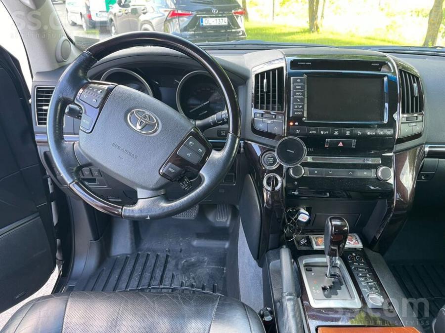 Melns Toyota Land Cruiser 2012 Daugavpils, ar dzinēja tilpumu 4.50 L un nobraukumu 232 tūkst. km par 34000 €, foto 6 vietnē AUTOMOTO.COM.LV