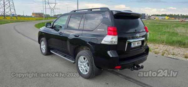 Melns Toyota Land Cruiser 2012 Tallina, ar dzinēja tilpumu 3.00 L un nobraukumu 322 tūkst. km par 25400 €, foto 4 vietnē AUTOMOTO.COM.LV