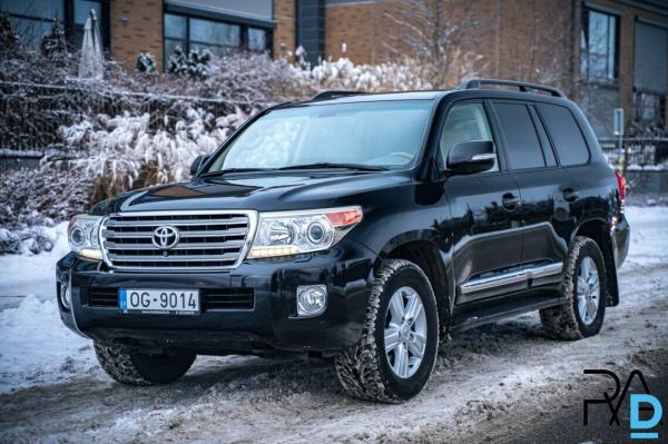 Melns Toyota Land Cruiser 2013 Rīga, ar dzinēja tilpumu 4.50 L un nobraukumu 280 tūkst. km par 36290 €, foto 1 vietnē AUTOMOTO.COM.LV