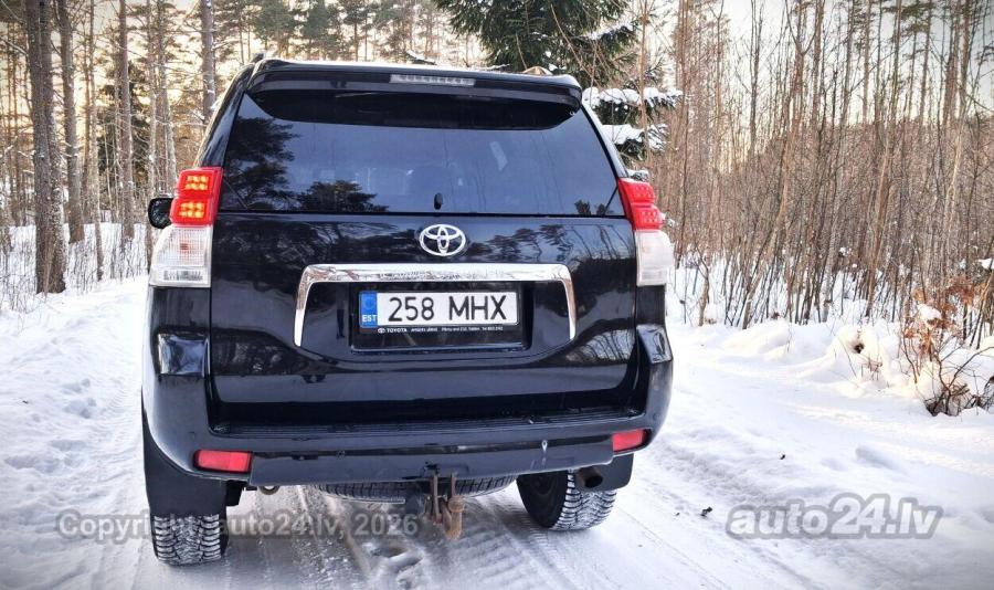 Black Toyota Land Cruiser 2013 in Tallinn, with an engine capacity of 3.00 L and mileage of 332 thousand km for 29700 €, photo 3 on AUTOMOTO.COM.LV
