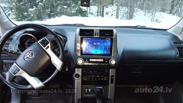 Melns Toyota Land Cruiser 2013 Tallina, ar dzinēja tilpumu 3.00 L un nobraukumu 332 tūkst. km par 29700 €, foto 5 vietnē AUTOMOTO.COM.LV
