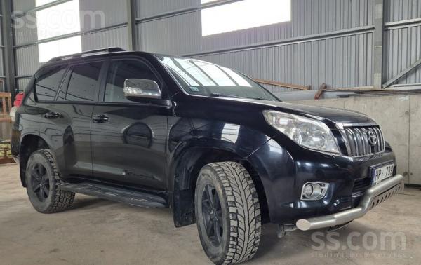 Melns Toyota Land Cruiser 2013 Saldus, ar dzinēja tilpumu 3.00 L un nobraukumu 254 tūkst. km par 18500 €, foto 1 vietnē AUTOMOTO.COM.LV