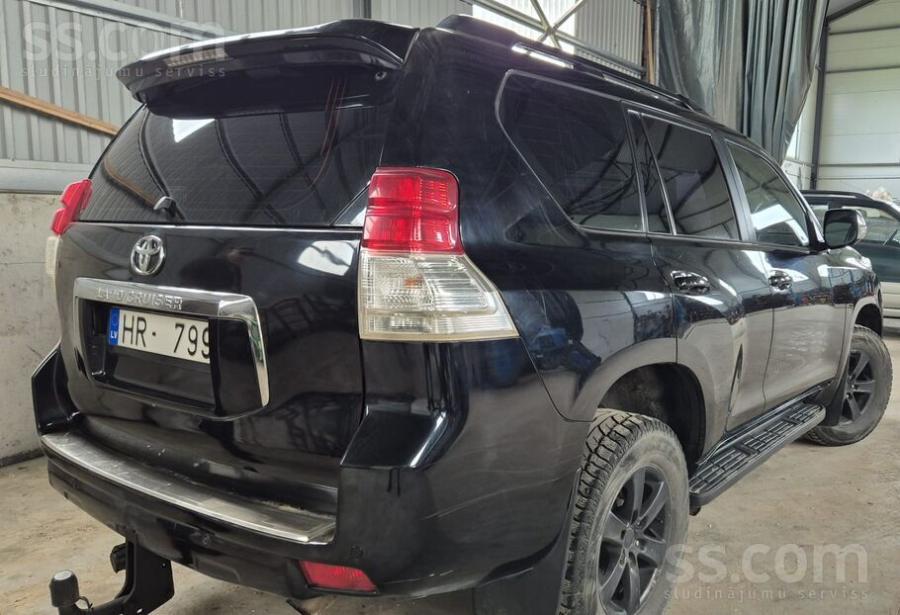 Melns Toyota Land Cruiser 2013 Saldus, ar dzinēja tilpumu 3.00 L un nobraukumu 254 tūkst. km par 18500 €, foto 2 vietnē AUTOMOTO.COM.LV