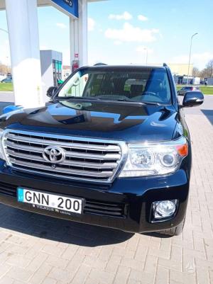Melns Toyota Land Cruiser 2013 Viļņa, ar dzinēja tilpumu 4.46 L un nobraukumu 263 tūkst. km par 37000 €, foto  vietnē AUTOMOTO.COM.LV