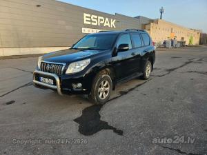 Melns Toyota Land Cruiser 2013 Tallina, ar dzinēja tilpumu 3.00 L un nobraukumu 329 tūkst. km par 21500 €, foto  vietnē AUTOMOTO.COM.LV
