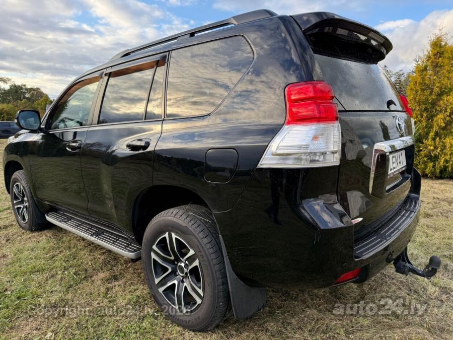 Melns Toyota Land Cruiser 2013 Kohtla-Jerve, ar dzinēja tilpumu 0.00 L un nobraukumu 202 tūkst. km par 24000 €, foto 4 vietnē AUTOMOTO.COM.LV
