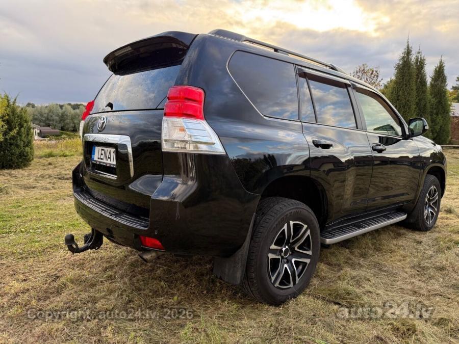 Melns Toyota Land Cruiser 2013 Kohtla-Jerve, ar dzinēja tilpumu 0.00 L un nobraukumu 202 tūkst. km par 24000 €, foto 5 vietnē AUTOMOTO.COM.LV