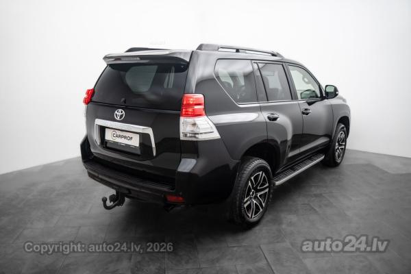 Melns Toyota Land Cruiser 2013 Tallina, ar dzinēja tilpumu 3.00 L un nobraukumu 202 tūkst. km par 29999 €, foto 4 vietnē AUTOMOTO.COM.LV