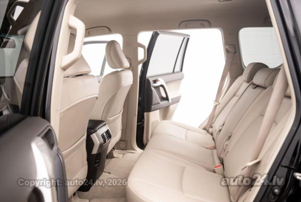 Melns Toyota Land Cruiser 2013 Tallina, ar dzinēja tilpumu 3.00 L un nobraukumu 202 tūkst. km par 29999 €, foto 8 vietnē AUTOMOTO.COM.LV