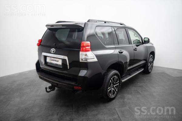 Black Toyota Land Cruiser 2013 in Tallinn, with an engine capacity of 3.00 L and mileage of 202 thousand km for 26999 €, photo 4 on AUTOMOTO.COM.LV