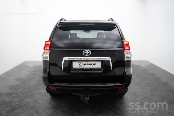 Black Toyota Land Cruiser 2013 in Tallinn, with an engine capacity of 3.00 L and mileage of 202 thousand km for 26999 €, photo 5 on AUTOMOTO.COM.LV
