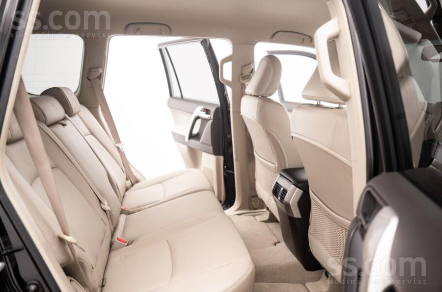 Melns Toyota Land Cruiser 2013 Tallina, ar dzinēja tilpumu 3.00 L un nobraukumu 202 tūkst. km par 27490 €, foto 10 vietnē AUTOMOTO.COM.LV