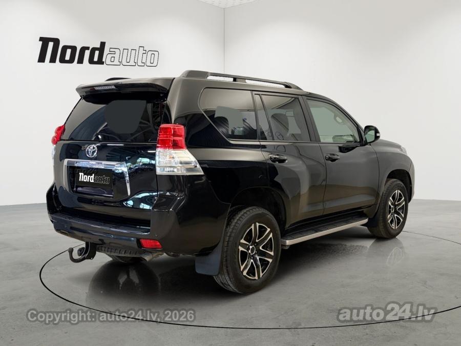 Melns Toyota Land Cruiser 2013 Tallina, ar dzinēja tilpumu 3.00 L un nobraukumu 204 tūkst. km par 27490 €, foto 3 vietnē AUTOMOTO.COM.LV