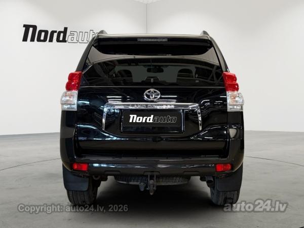 Melns Toyota Land Cruiser 2013 Tallina, ar dzinēja tilpumu 3.00 L un nobraukumu 204 tūkst. km par 27490 €, foto 4 vietnē AUTOMOTO.COM.LV