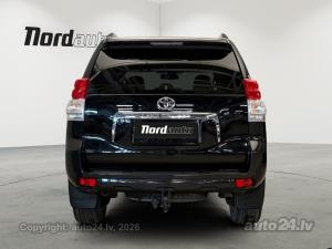 Melns Toyota Land Cruiser 2013 Tallina, ar dzinēja tilpumu 3.00 L un nobraukumu 204 tūkst. km par 27490 €, foto 5 vietnē AUTOMOTO.COM.LV