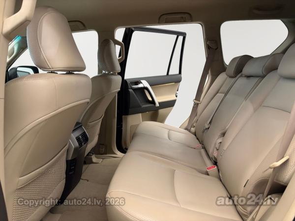 Melns Toyota Land Cruiser 2013 Tallina, ar dzinēja tilpumu 3.00 L un nobraukumu 204 tūkst. km par 27490 €, foto 6 vietnē AUTOMOTO.COM.LV